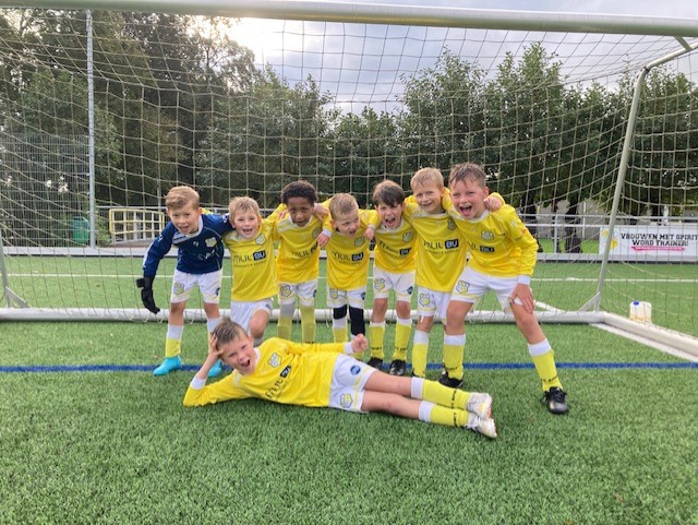 Spirit JO8-1 dendert over Alphense Boys JO8-1 heen | vv Spirit